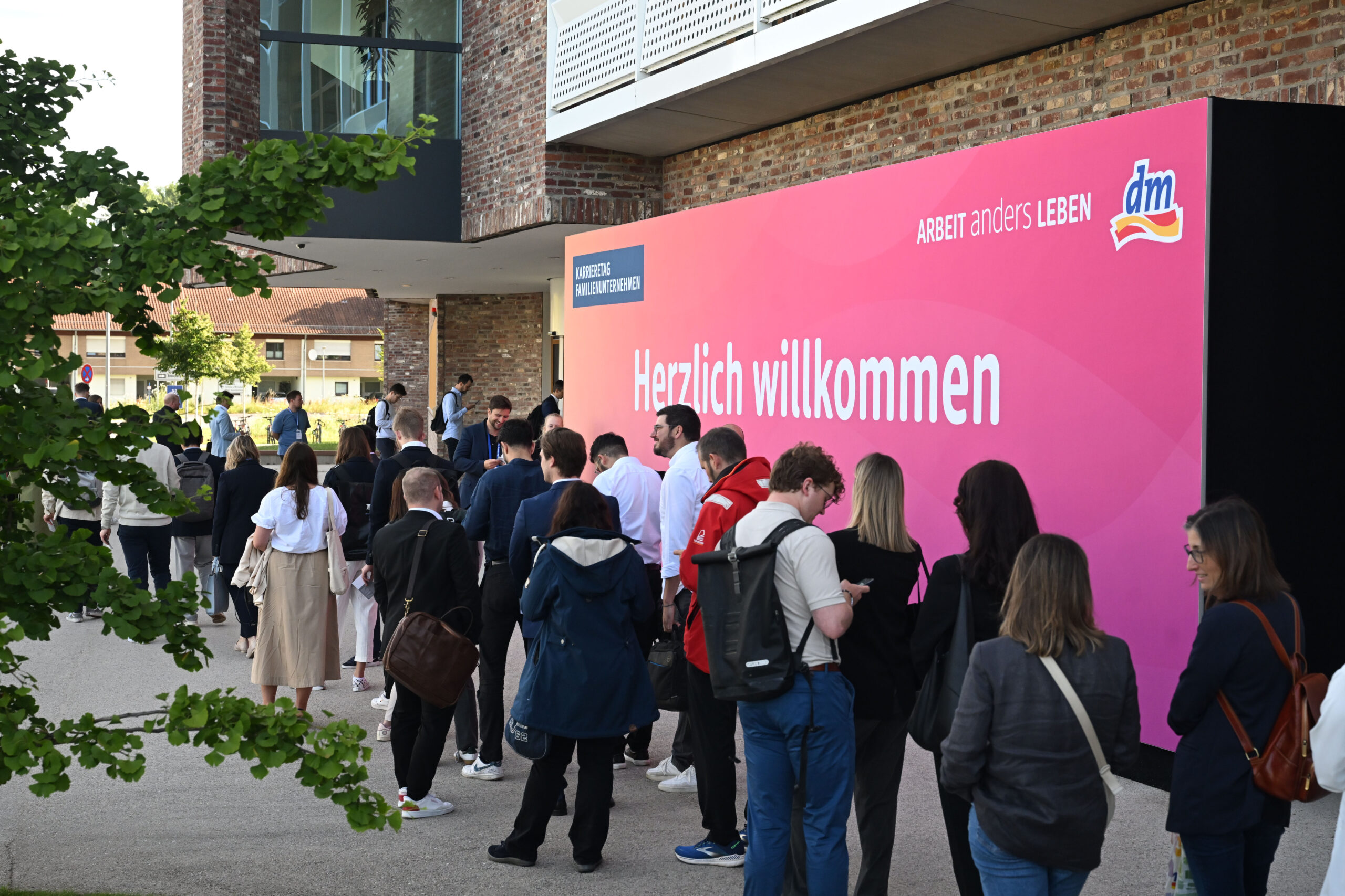 Erfolgreicher „Karrieretag Familienunternehmen“ bei dm in Karlsruhe ...