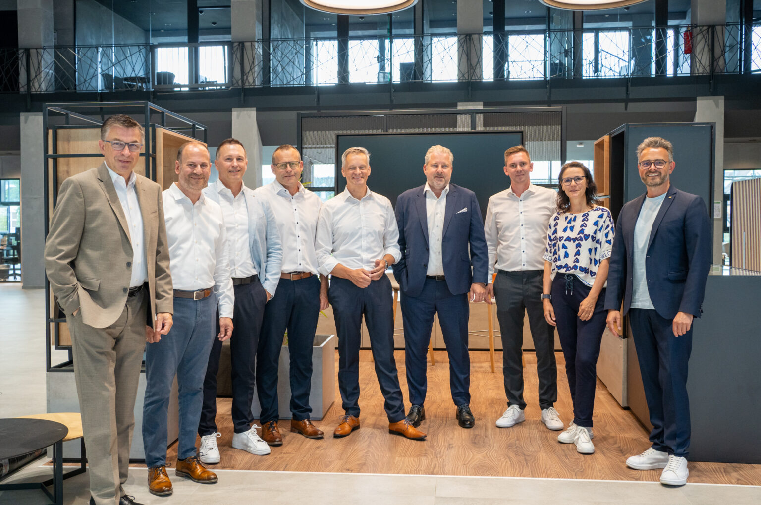 Architektur trifft Automobil: Autohaus Hahn eröffnet neuen ...